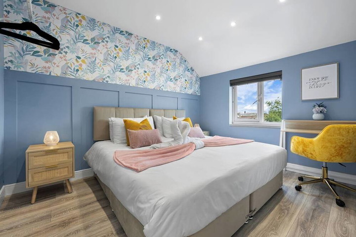 Central Location I King Size Bed | Work Stays - Bedford