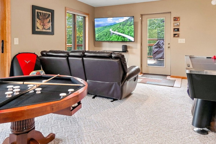 Long Range Views, Firepit, Hot Tub, Game Room - Banner Elk, NC