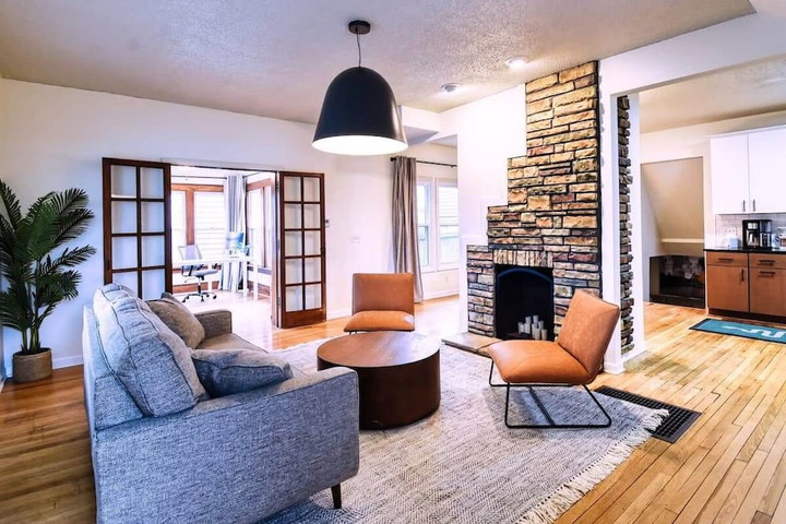 The Gathering House  Hot Tub | Arcade Attic | Fenced Yard | Sleeps 10 - Des Moines, IA