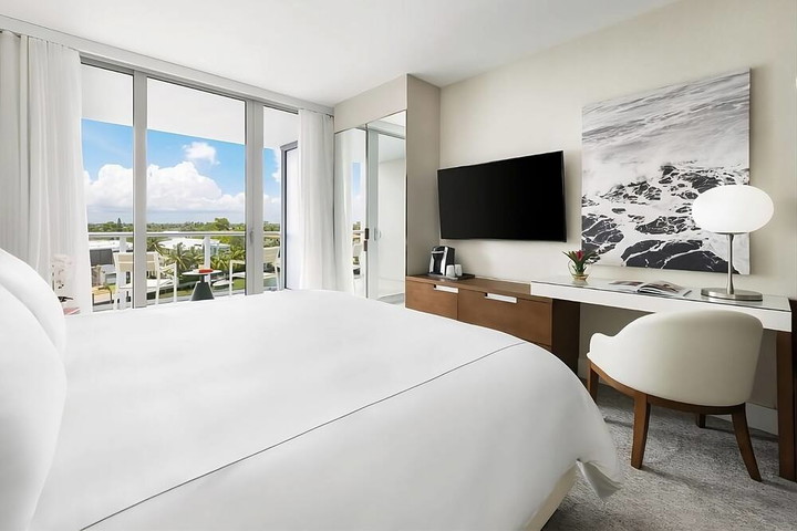Deluxe King Room With Balcony At The Altair Hotel Bay Harbor Miami! - Miramar, FL
