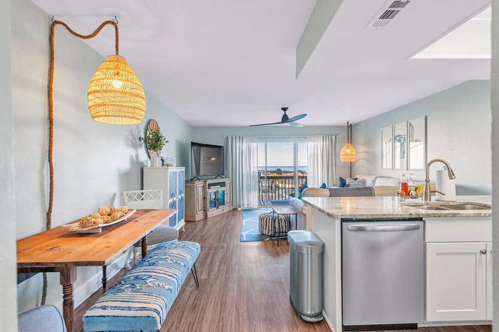 Beautifully Decorated Condo With View Of The Pool And Ocean In Perfect Location. - Surf City, NC
