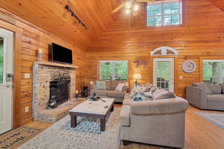This Cute Mountain Home Is Perfect For Your Family Getaway - Maryville, TN