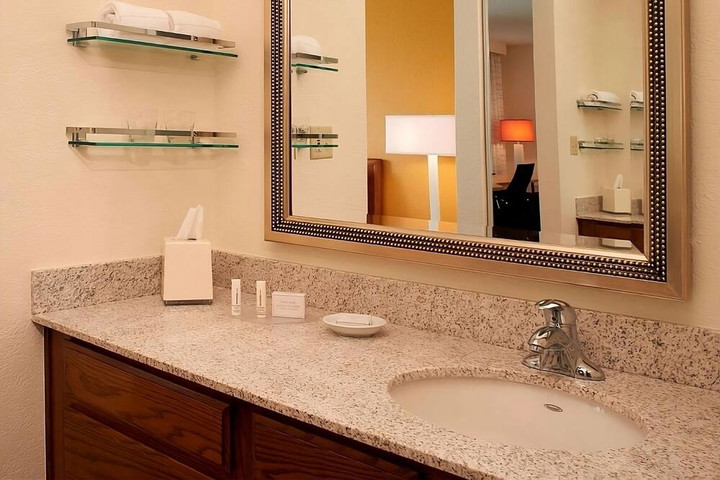 Pet-friendly Hotel! 3 Relaxing 2br Suites With Free Breakfast, Outdoor Pool! - North Chicago, IL