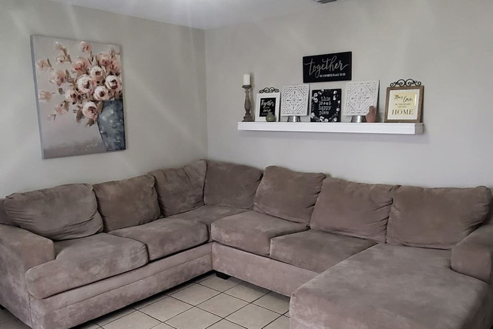Charming & Spacious 4-bedroom Homr With Ac, Wifi, Lots Of Parking In Brownsville - Brownsville, TX