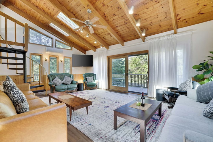 Luxury Poconos Lake Cabin Retreat  Hot Tub, Cedar Sauna, Movie & Game Room - Pennsylvania