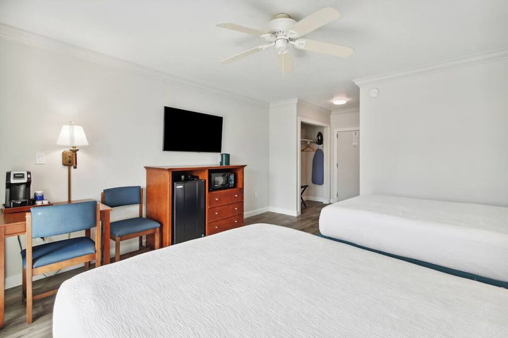 Beachfront Delight: Two Pet-friendly Rooms With Outdoor Swimming Pool - Atlantic Beach, FL
