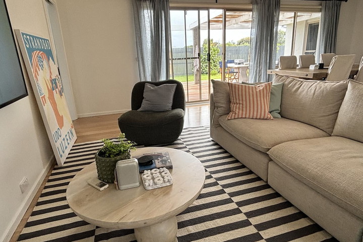 Newly Renovated Delight, A Beautiful Outlook & Walking Distance To All Amenities - 레오폴드