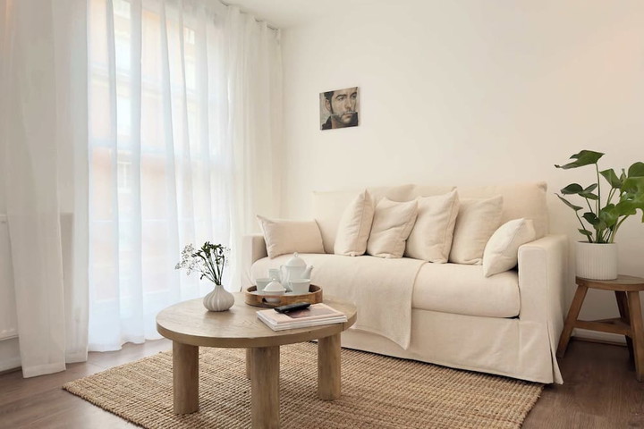 Chic Marble Arch W/ 100" Cinema & Premium Mattress - Marylebone