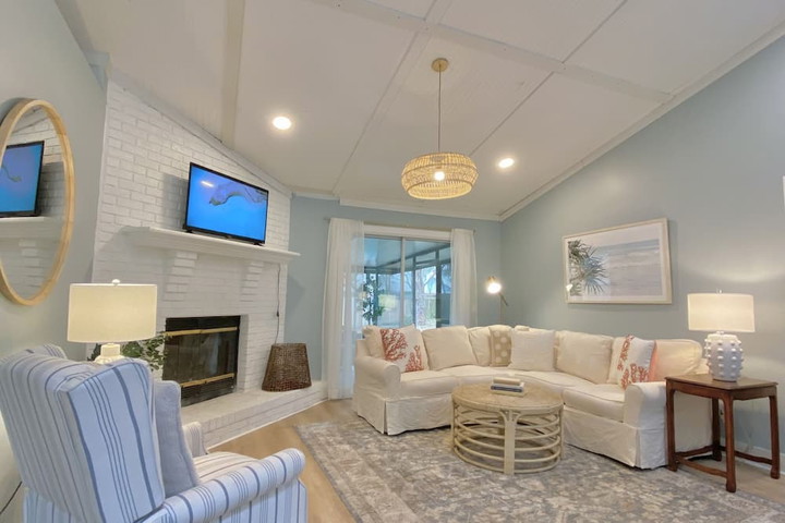 Beautiful Beach Cottage 1/2 Mile To The Sandy Shore! - Fernandina Beach, FL