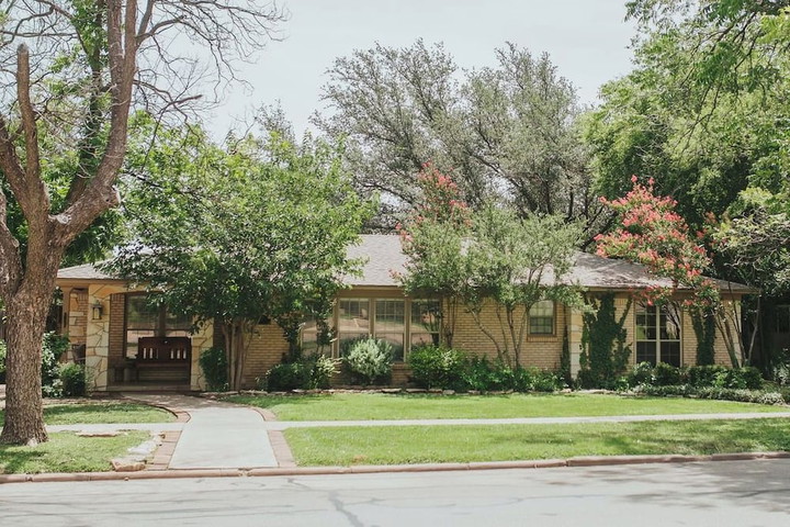 Historic Sayles Ranch- Huge Deck + Pool! - Abilene, TX