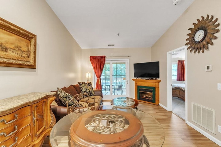 New! 3rd Floor Back Side Penthouse Suite - 306 By Grand Wood Suites - Nashville, IN