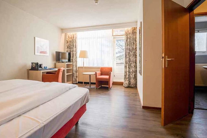 Convenient Stay Near Noordwijk Beach & Historic Lighthouse | Free Breakfast - Noordwijkerhout