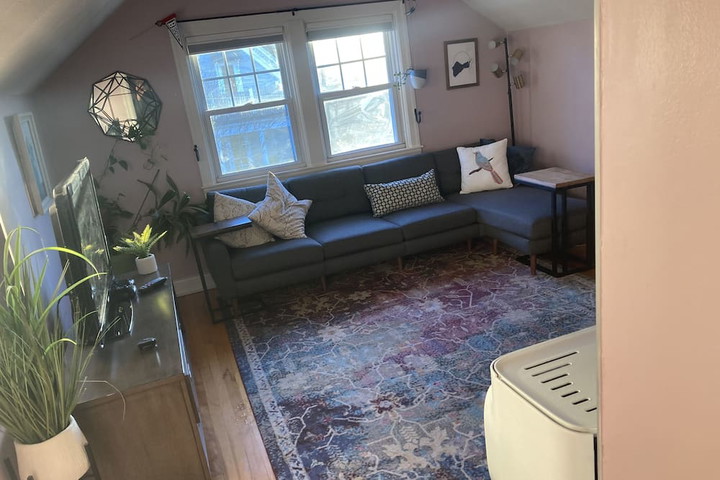 Loft Apartment Near Merriam Hospital - Cranston, RI