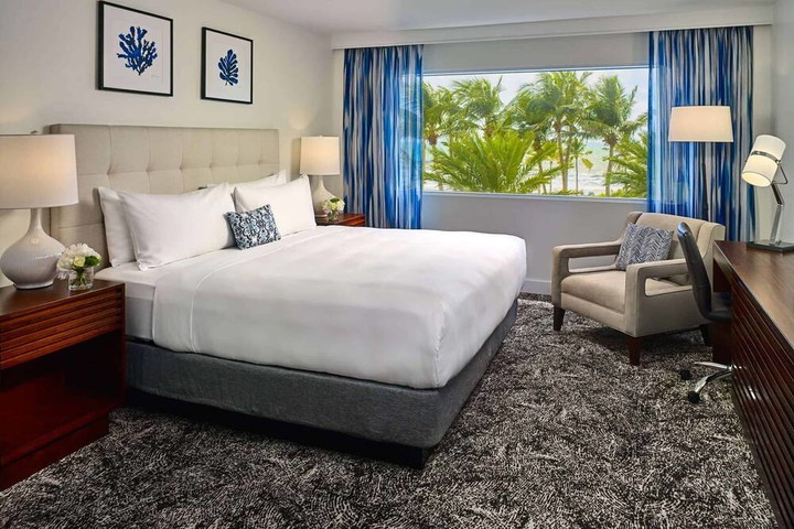 A Short Drive From Pompano Beach! Ocean View Accommodation! Parking, Pool! - Fort Lauderdale