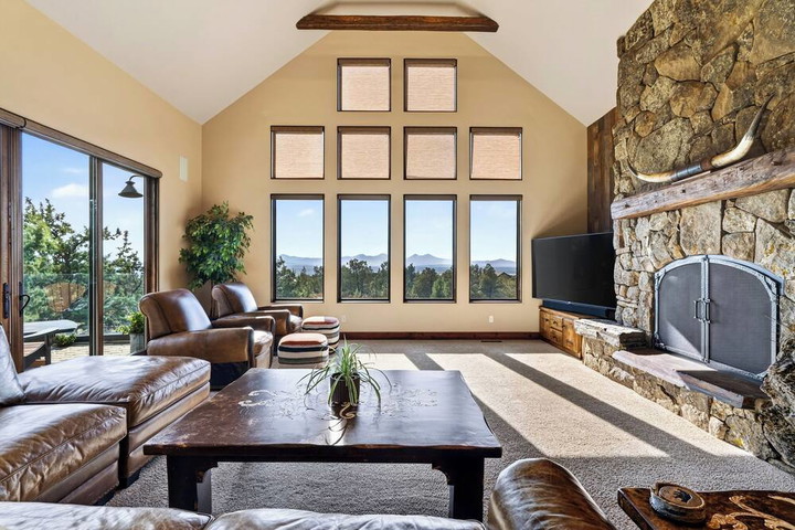 Spacious 6500+ Sqft Home  4 Ensuite Bedrooms + Game Room + Attached Casita - Prineville, OR