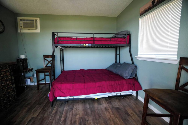 Family Farms Cabin 4 - Full + Twin Beds, Fire Pit, Fishing & Festival Nearby - Magnolia, TX