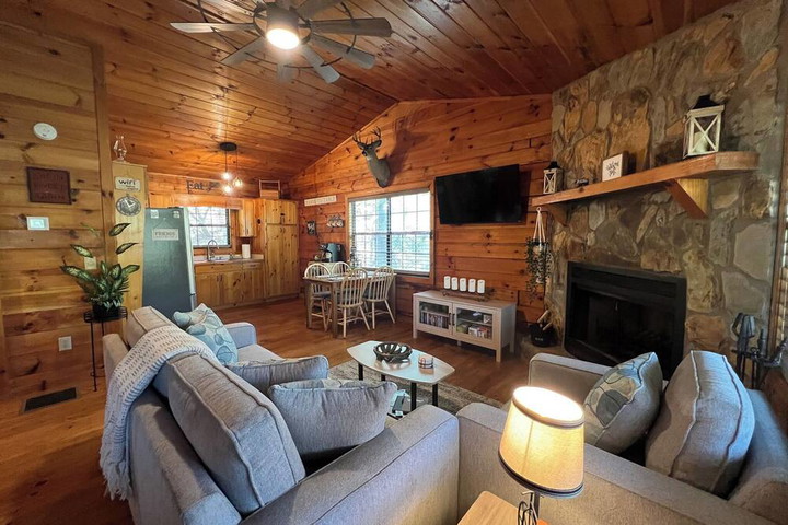 Bigfoot's Hideaway | Hot Tub | Fire Pit | Cozy Wooded Retreat - Ellijay, GA