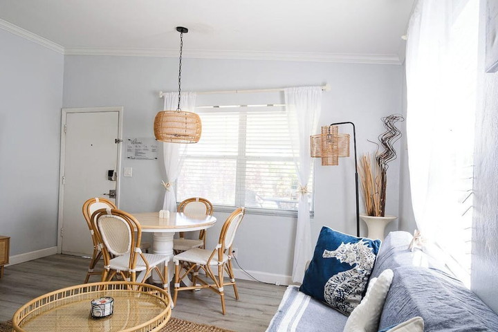 Renovated Coastal Hideaway 2br Minutes To Beach Private Parking & 65 Tv - Boynton Beach, FL