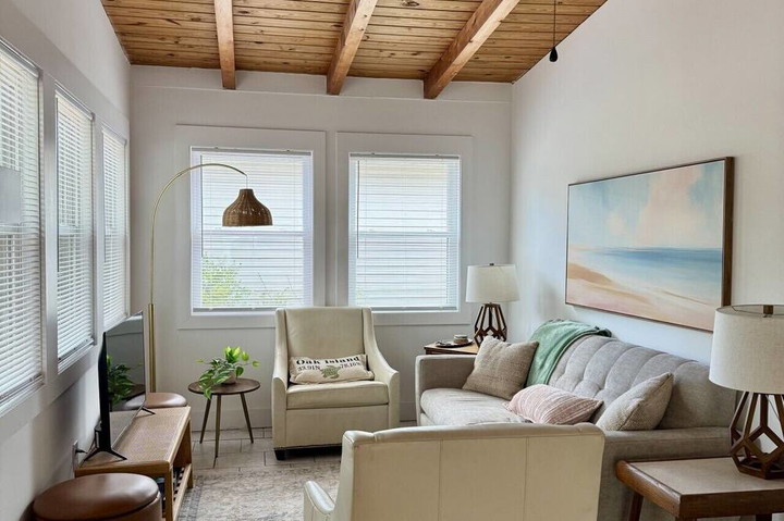 Good Vibes Beach Bungalow -- Short Walk To Beach, Dining, Beer/wine, Shops - Oak Island, NC