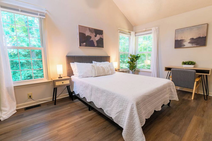 3 Bed, Jaccuzzi, Kids Essentials, Walk To Restaurant, Keurig, Grill,ofiice,crib, - Cary, NC