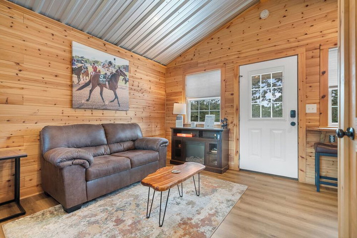 Cabin #1 @ Rock Creek Cabins! King Bed! 15 Min. To Bathhouse Row! Pet Friendly! - Hot Springs, AR