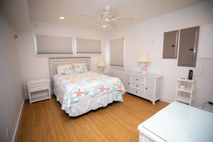 4 Bedroom Ship Bottom Beach House W/hot Tub + Game Room! 1 Block To The Beach! - Surf City