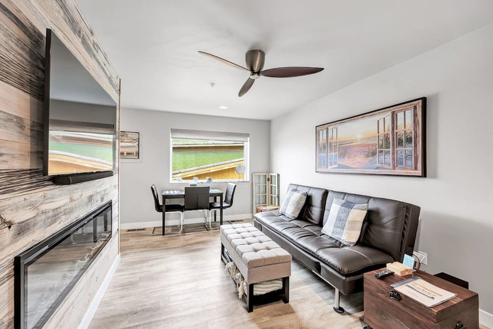 Condo 3-sister Bay Serenity-luxurious Downtown Condo! - Sister Bay, WI