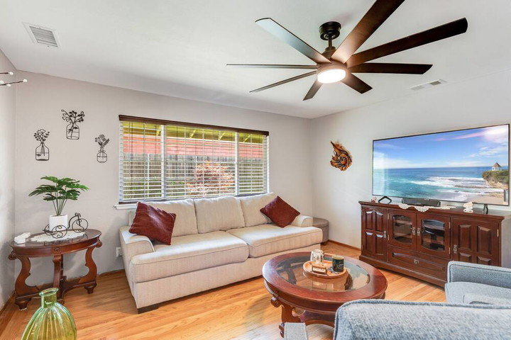Pet-friendly 3br Retreat With Office, King Bed, Fenced Yard & Walk-in Shower - Rancho Cordova, CA