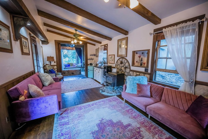 Historic Gallery Retreat  Sleeps 8  Wooded Hills Near Temecula - Murrieta, CA
