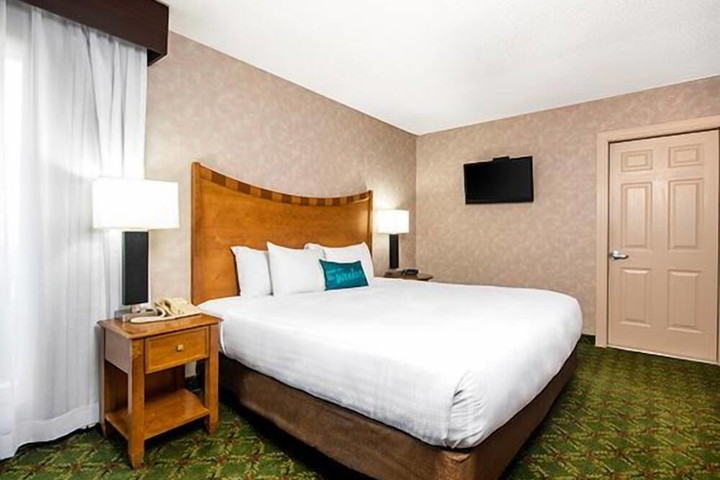Relax And Recharge! Onsite Pool, Free Parking, Close To Lake Of The Ozarks - Sunrise Beach, MO