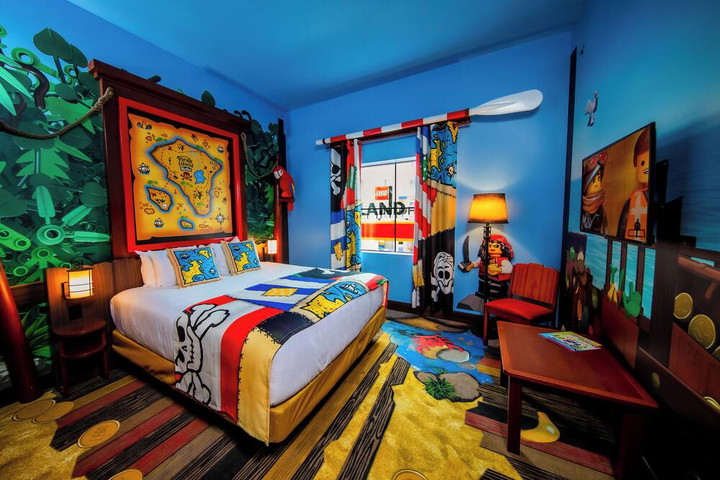 Enchanting Room W/ Lego Themes, Mini Golf & Outdoor Pool - Winter Haven