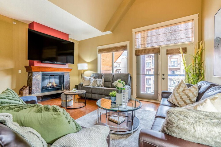 Luxury 3-br Penthouse | Indoor Pool & Hot Tub | Pool Table | 2 Decks + Mtn Views - Canmore