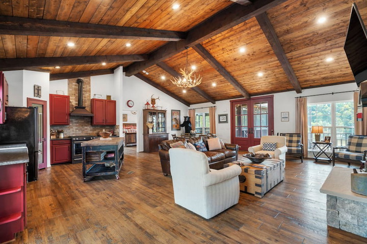 Above Nashville Rustic Retreat Farm I 200 Acre Farm | Pool&spa I Services - Tennessee
