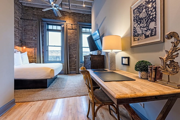 124 Lofts #1 - Downtown Dundee - Walk To Dining - Barrington, IL