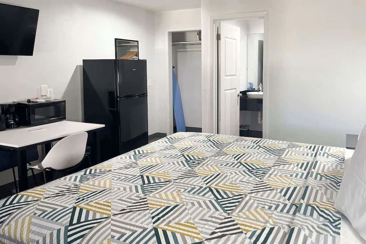Enjoy Easy Airport Access | Irving Studio | Dallas Fort Worth Intl Airport-2.4mi - Grapevine, TX