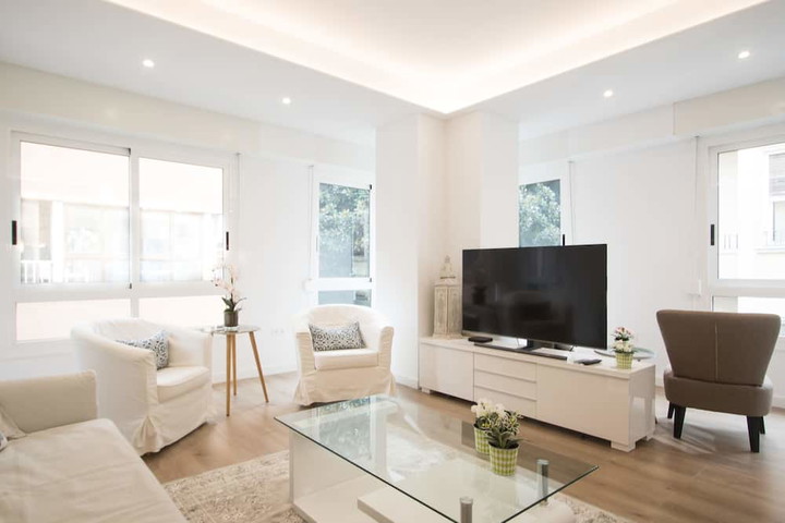 Spacious 4br Apartment, Walk To Beach - Alicante