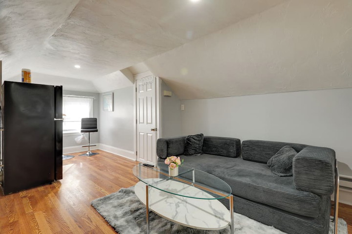 3 Mi To Blue Hills Skiing & Hiking! Couples Apt - Dedham, MA