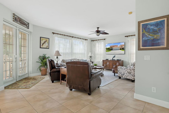 Waterfront! Docks Available For Rent And Extra Parking Lot And Ice Machine - Homosassa