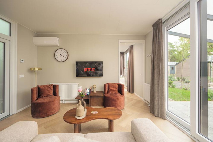 Rosendael: Stylish Holiday Home For 4 With Air Conditioning, 2 En-suite Bathrooms (One With Whirlpool Bath, One With Shower And Sun Shower), A Private Hot Tub, A Partly Covered Terrace And A Modern Kitchen. Enjoy True Luxury In The Veluwe. - Apeldoorn