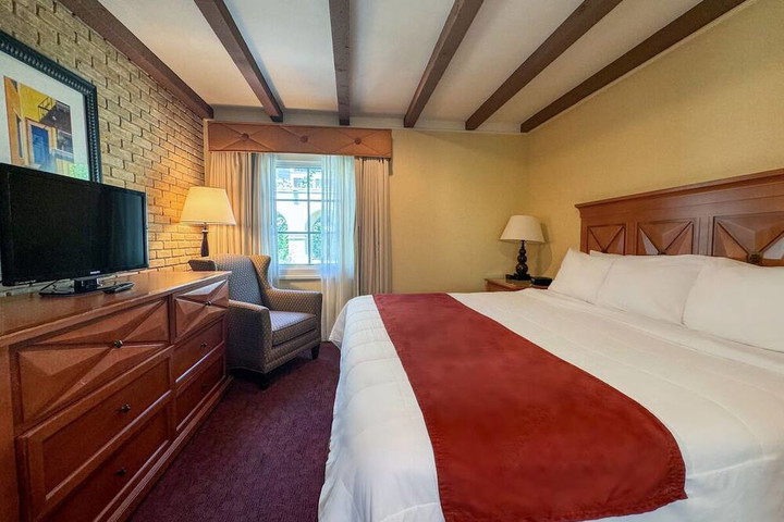 Refined Riverside Retreat With 2 Outdoor Pools, Hot Tub & Bar By The Rio Grande - Laredo, TX