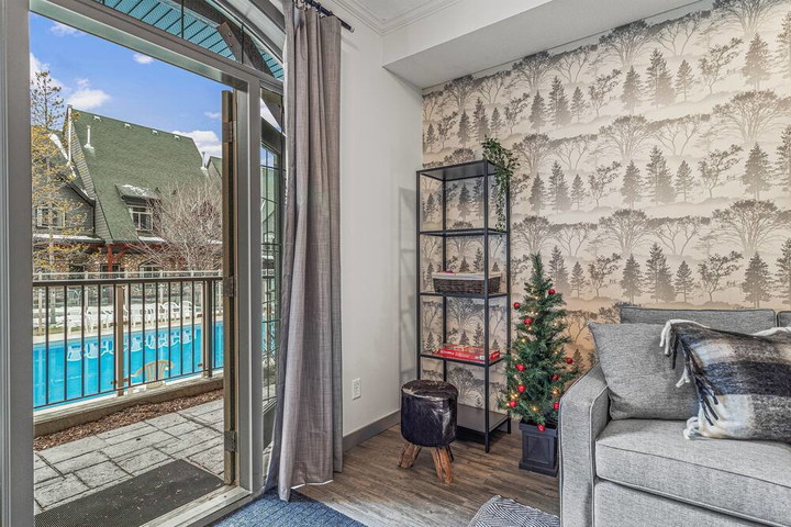 Enticing Mountain Chalet With Pool & Hot Tub - Alberta