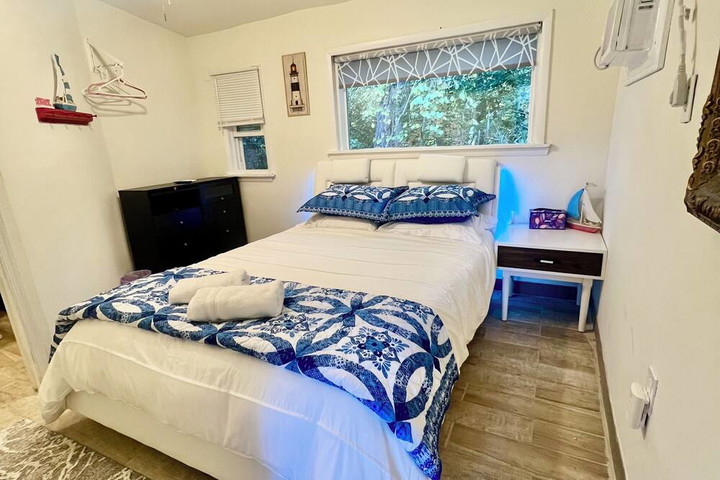 Secluded Tiny Pool House -Private Pool -Self Check In - Glen Burnie, MD
