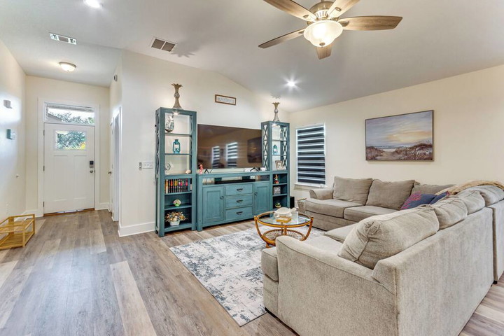 < 2 Mi To Navarre Beach: Group Home W/ Deck + Bar - Navarre Beach, FL