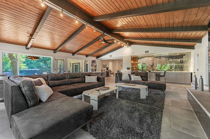 The Rock Royale | 7br/7ba Estate Sleeps 19 - Rockford, IL