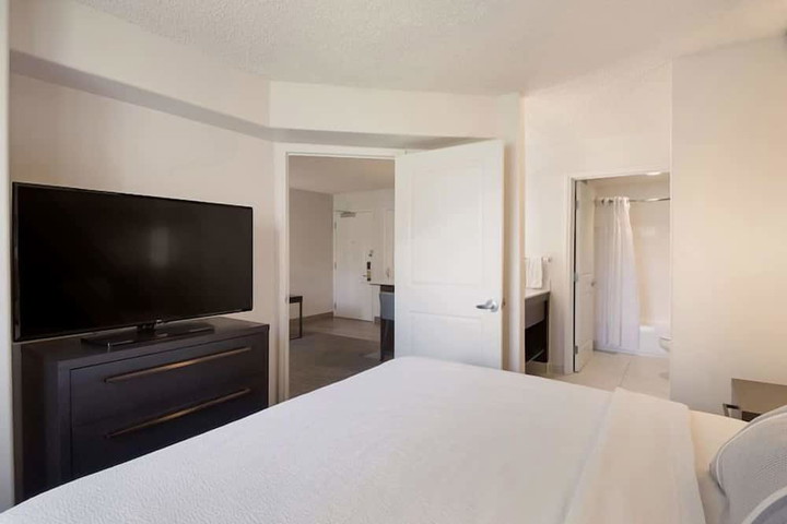 Convenient Location! Unit With Fully-equipped Kitchen And Free Breakfast! - Reno