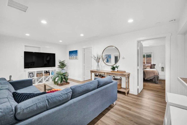 Retro Cottage, Hot Tub, Putting Green, Walk To All - Thousand Oaks, CA