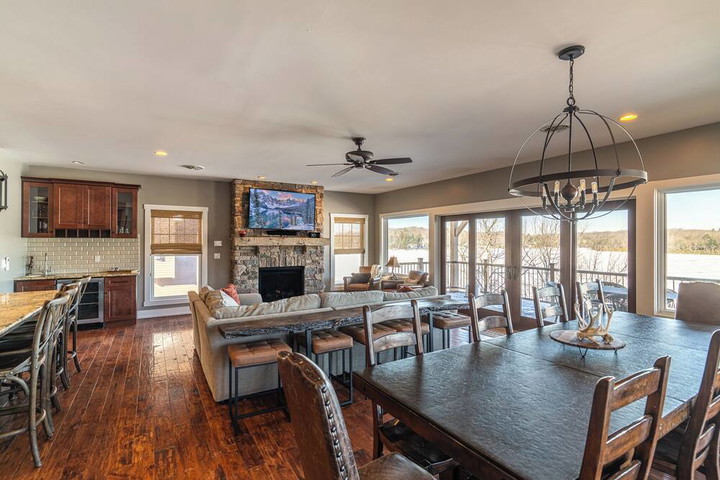Water's Edge!  11 Bdrm, 5.5 Bath, Lakefront, Dock, Sleeps 35, Hot Tub, Ir Sauna - Pocono Mountains, PA