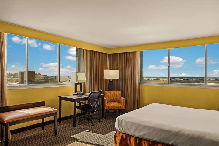 Effortless Airport Access With Swimming Pool & Shuttle | King Bed With City View - Waipahu, HI