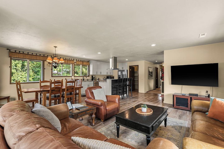 Leavenworth Retreat With Pool & Hot Tub - Leavenworth, WA