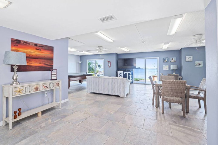 Waterfront Escape! Heated Pool, Bbq, Clubhouse & Pier  Dolphins & Sunsets From Your Private Porch! - Dunedin, FL